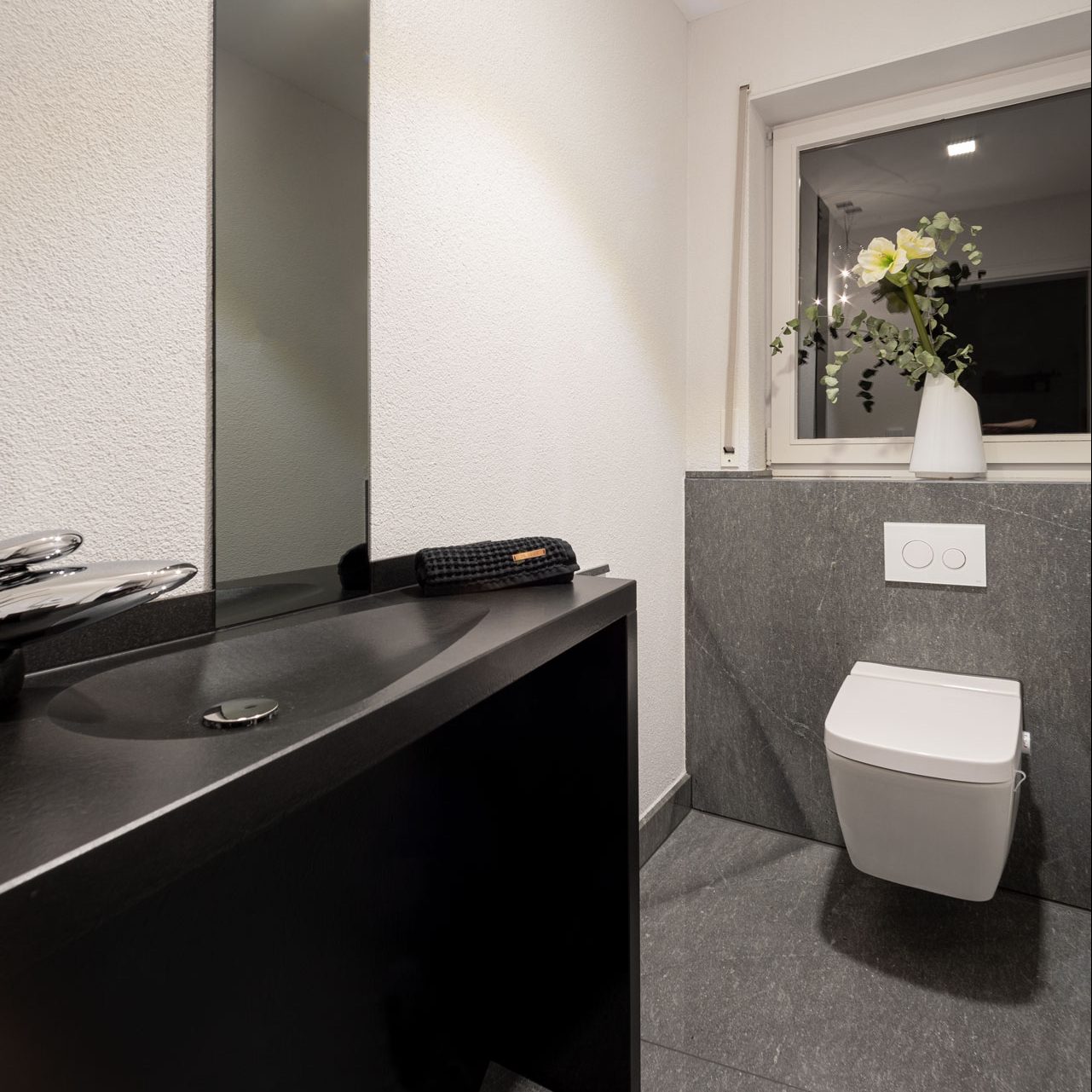 Gäste WC aus Naturstein Sky Grey und Nero Assoluto - Badmanufaktur ...